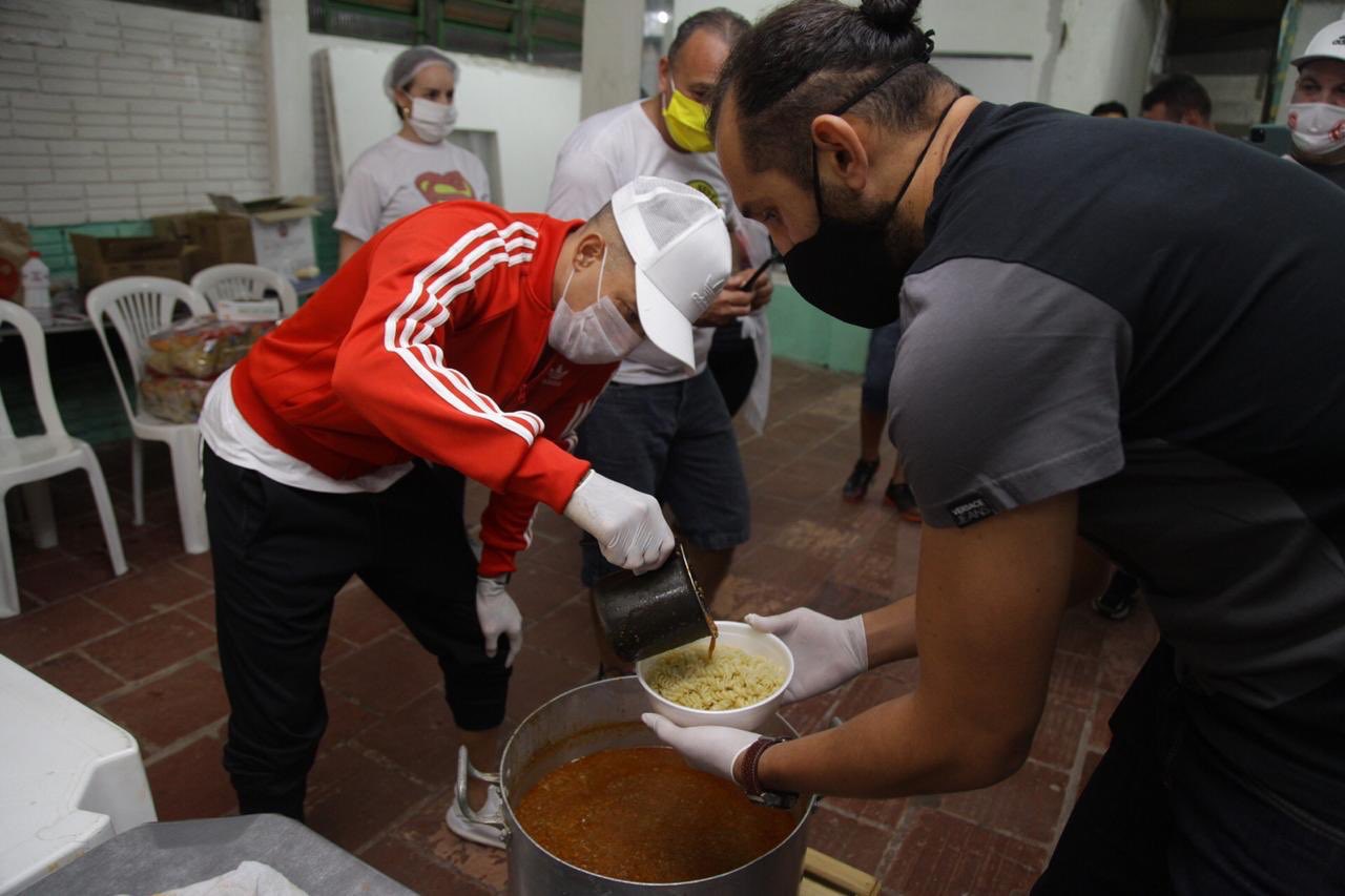 Compañero de Paolo Guerrero repartió raciones de comida [VIDEO] | El ...