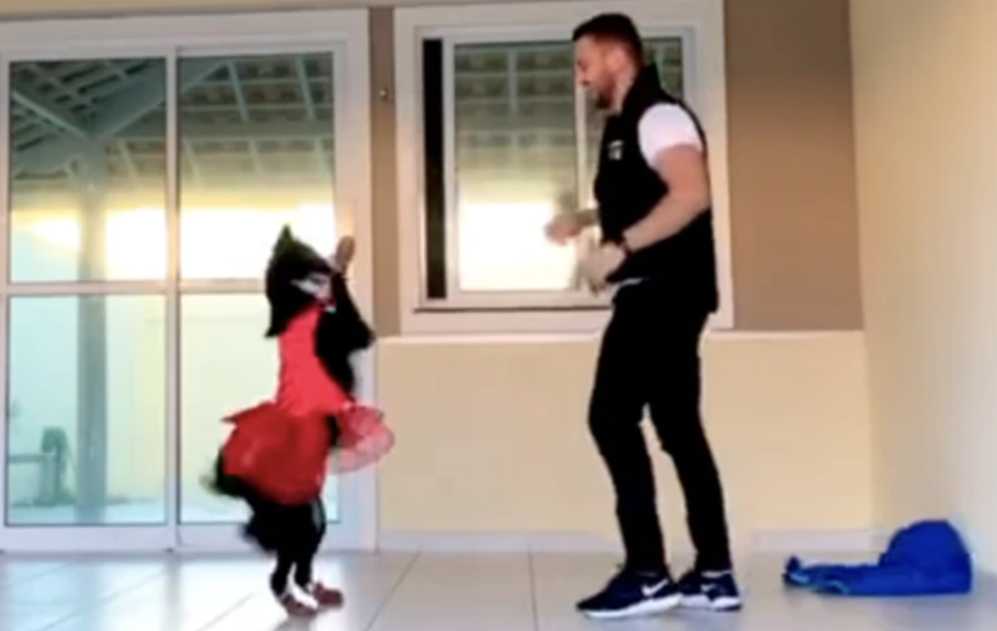 Facebook viral: Joven y su perro protagonizan divertida coreografía y ...