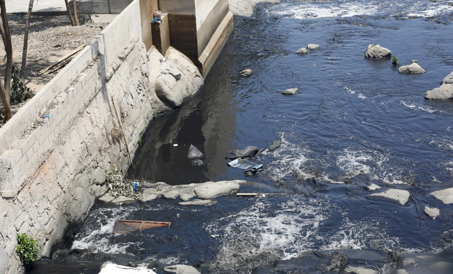 Río Rímac: Aguas lucen de color negro ante la elevada contaminación en ...