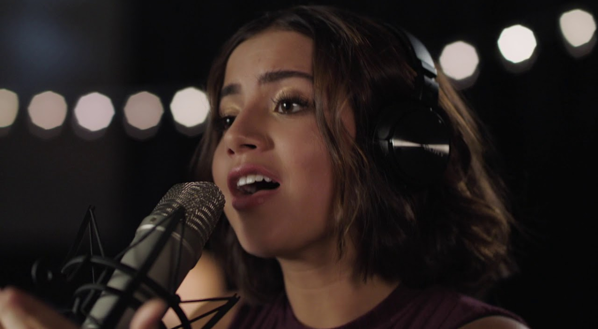 Isabela Merced Instagram sorprende al lucirse cantando “Cariñito” a ...