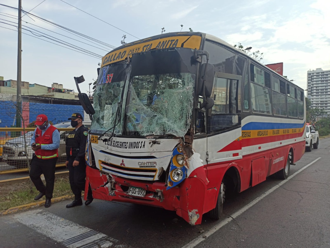 Jesús María: accidente entre bus de transporte público y camión de ...