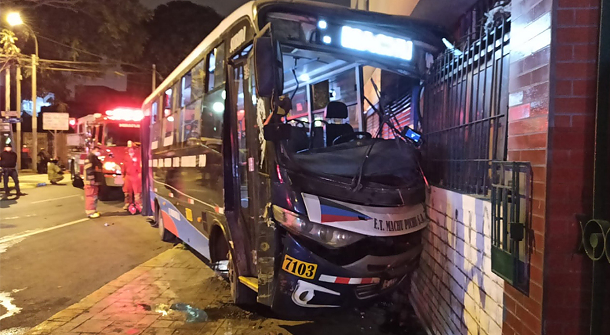 Chorrillos: bus de transporte público choca con otro y queda empotrado ...