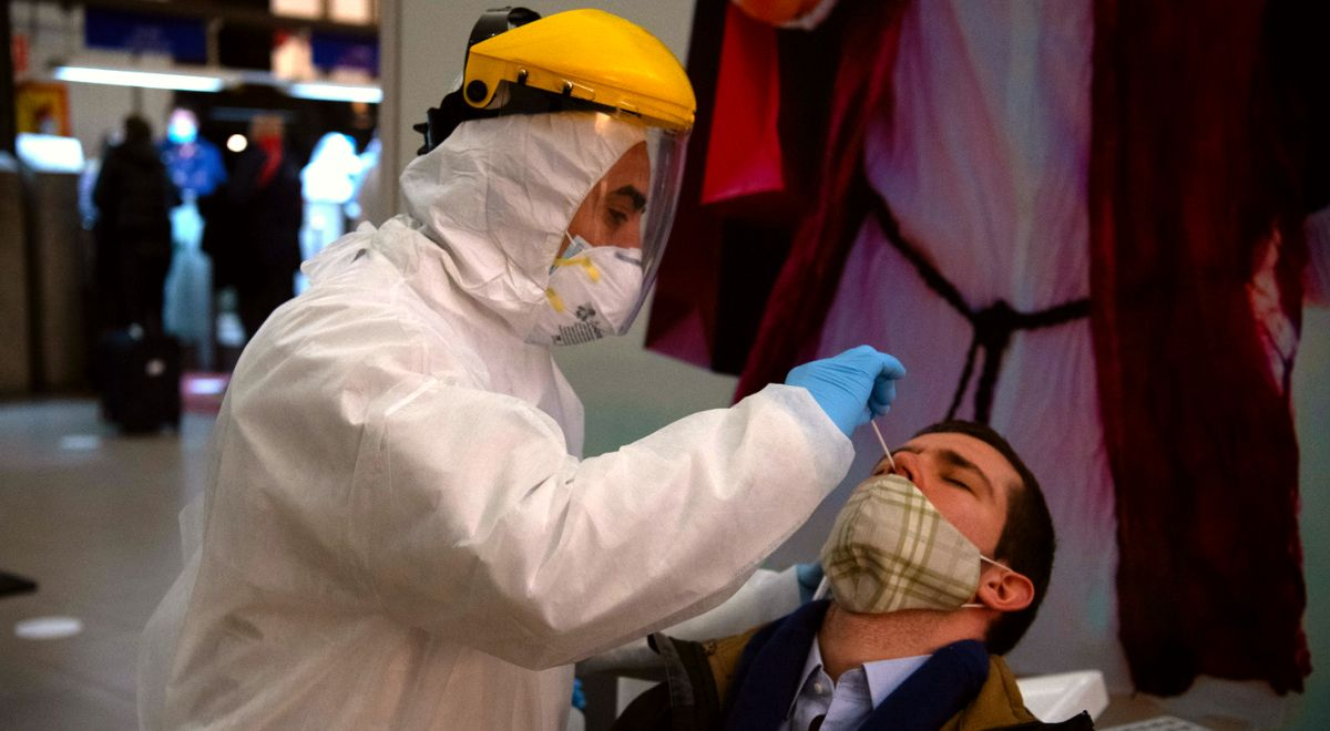 COVID-19: ¿por qué una persona sigue dando positivo si ya superó el ...