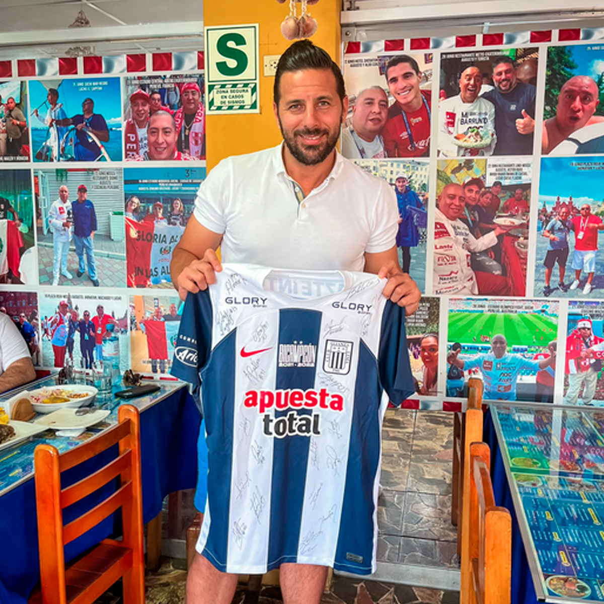Claudio Pizarro regresa al Perú y posa con camiseta de Alianza Lima bicampeón ¿nuevo fichaje ...