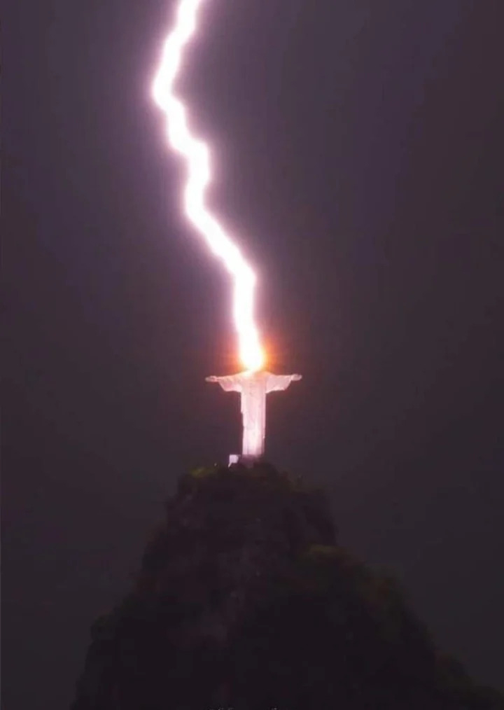 Brasil: un rayo impactó en la cabeza del Cristo Redentor de Río de ...