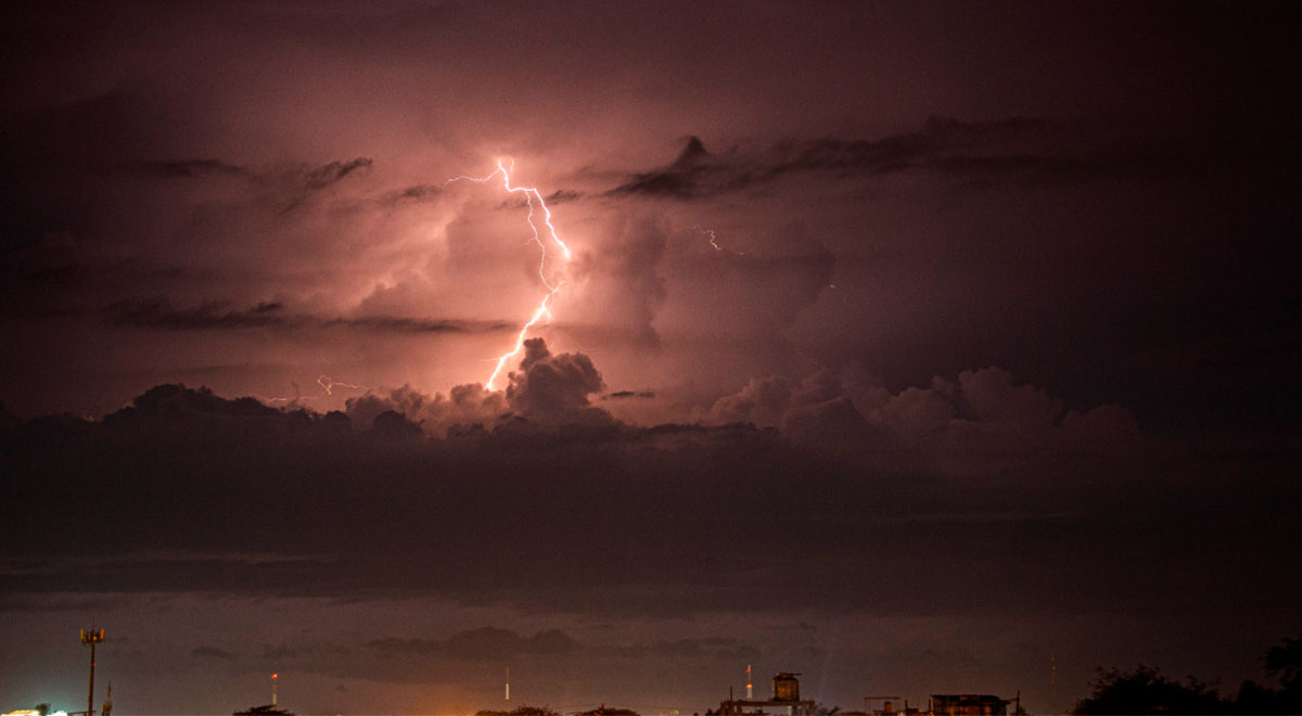 Piura: Vecinos reportan una noche de truenos y relámpagos en la ciudad ...
