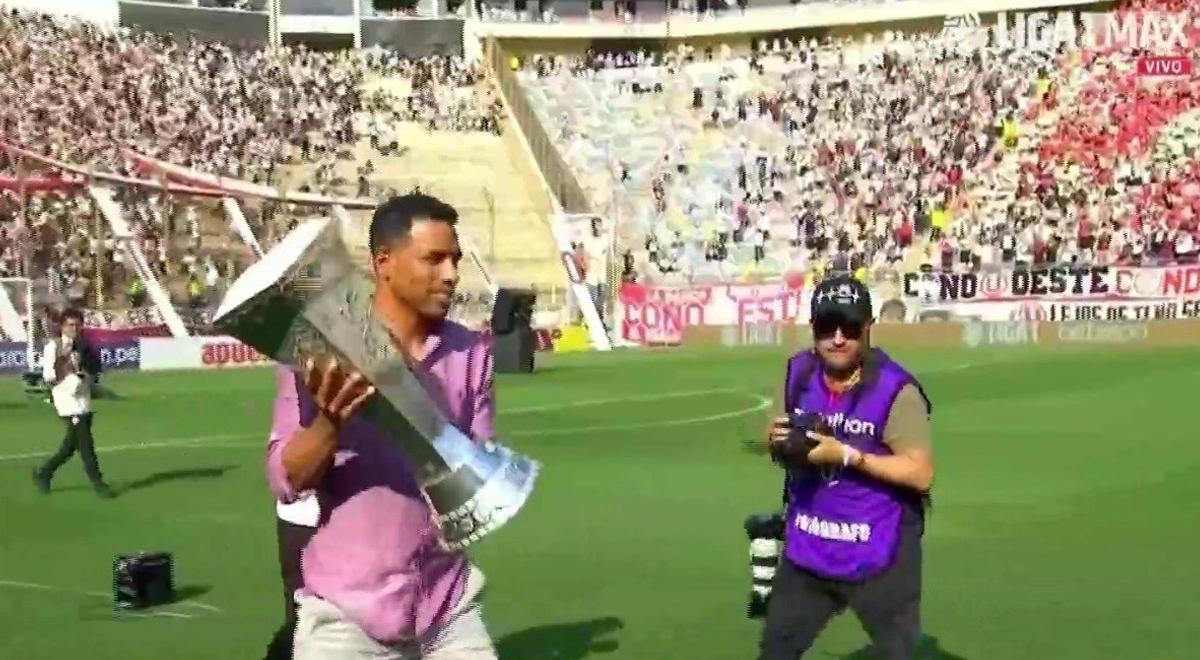 Universitario: Piero Alva y su emotiva salida con la copa del campeón ...