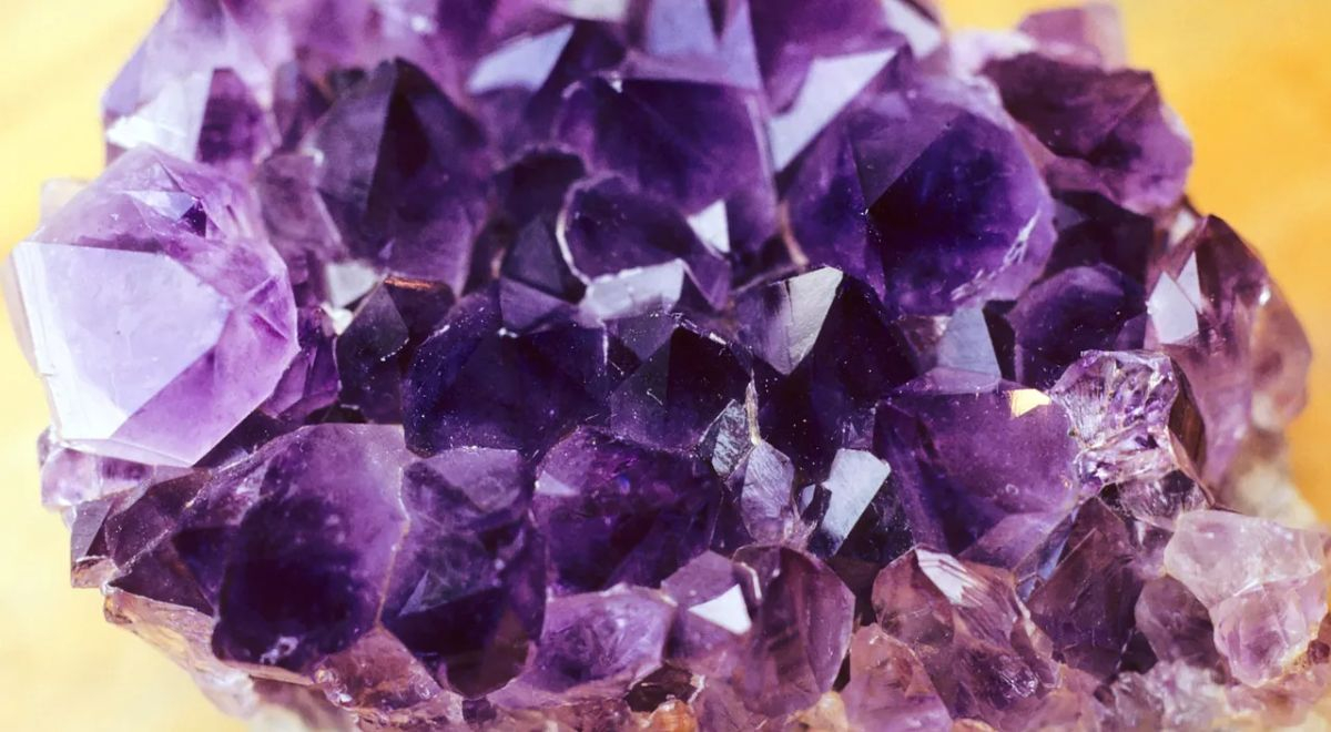 ¿Qué poder tiene la piedra amatista? Propiedades, significado y usos ...