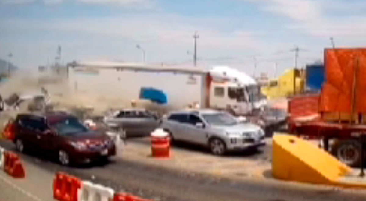 Accidente en Trujillo: cámara capta el choque múltiple en peaje de Chicama que dejó muertos y ...
