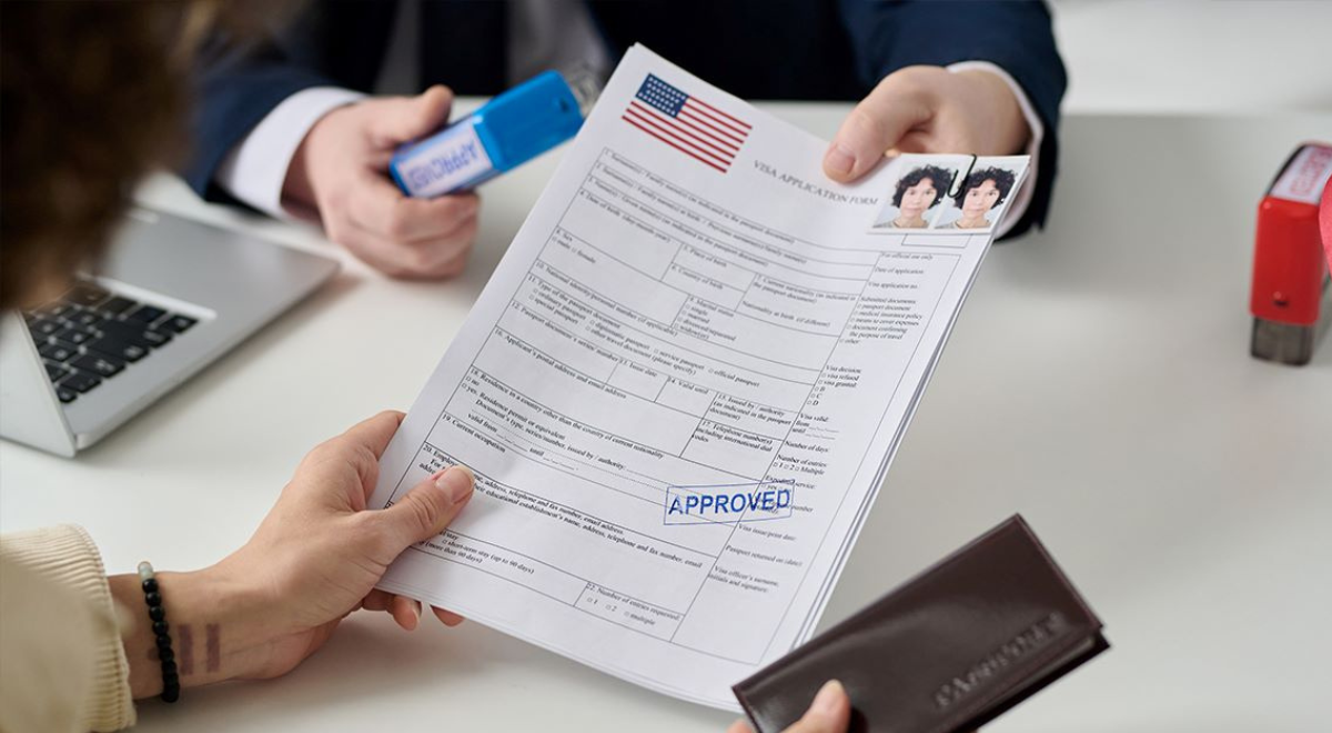 USCIS impacta a migrantes: nueva regla sube costos y elimina trámite ...