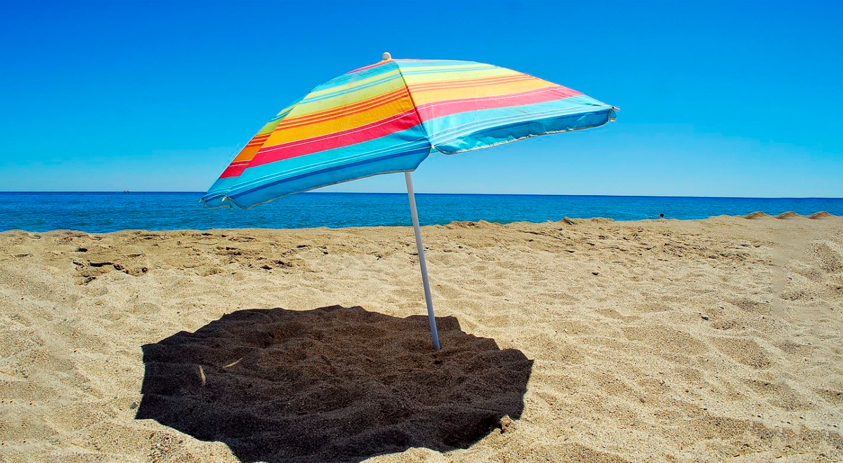 Multan a dos turistas tras poner sus sombrillas en la playa: “Esta ...