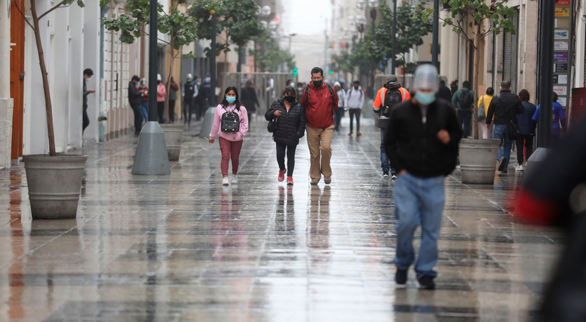 INTENSO fenómeno climático llegó al litoral peruano y se presenta con potente llovizna en Lima ...