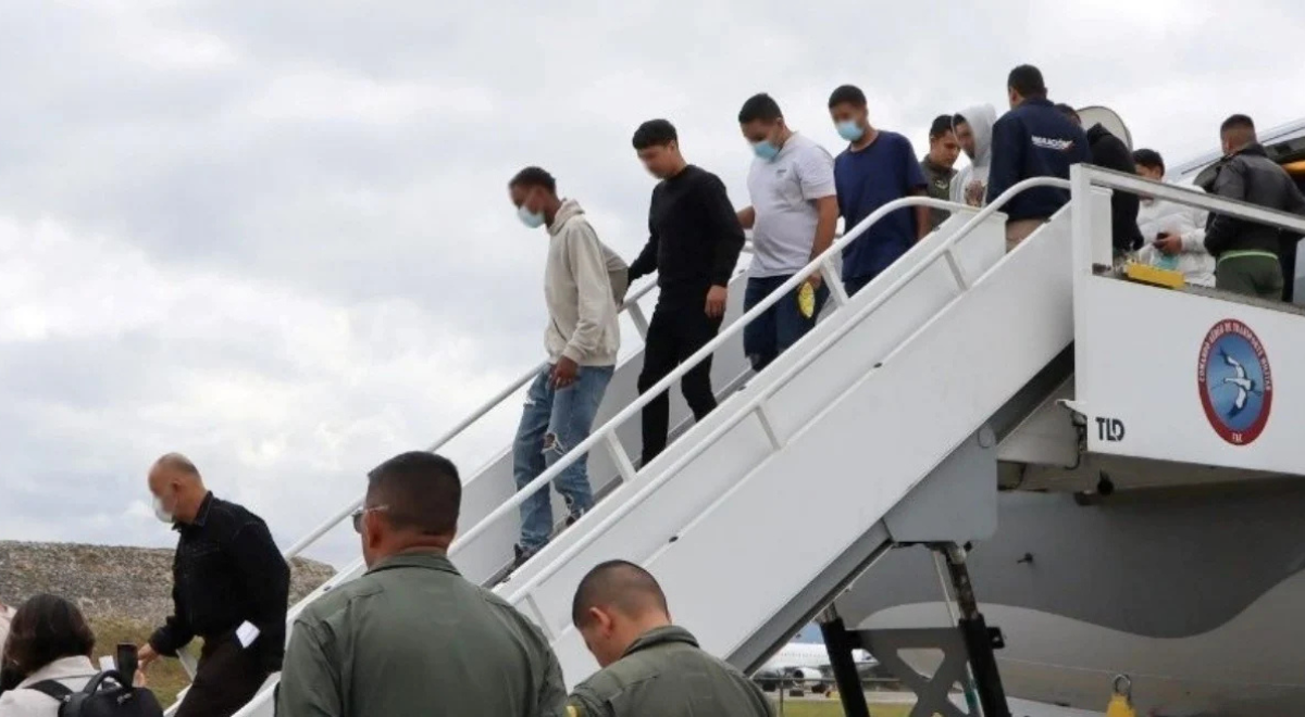 Llegó un cuarto vuelo con argentinos deportados de EE.UU.: familias ...